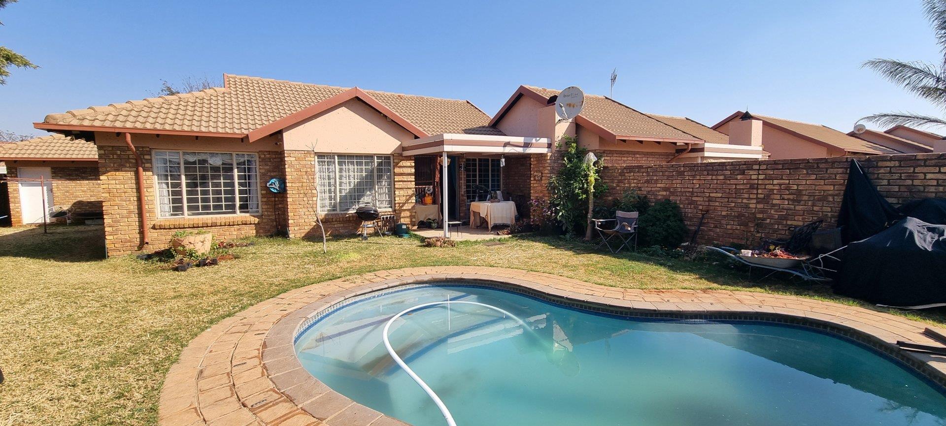 2 Bedroom Townhouse for sale in Pierre Van Ryneveld - P24-114888954