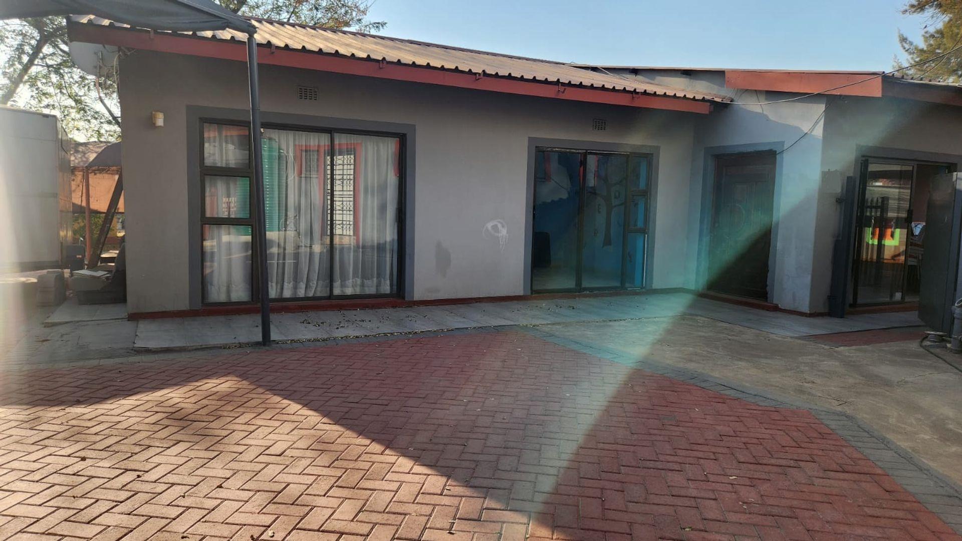 4 Bedroom House for sale in Rustenburg North - P24-114897591