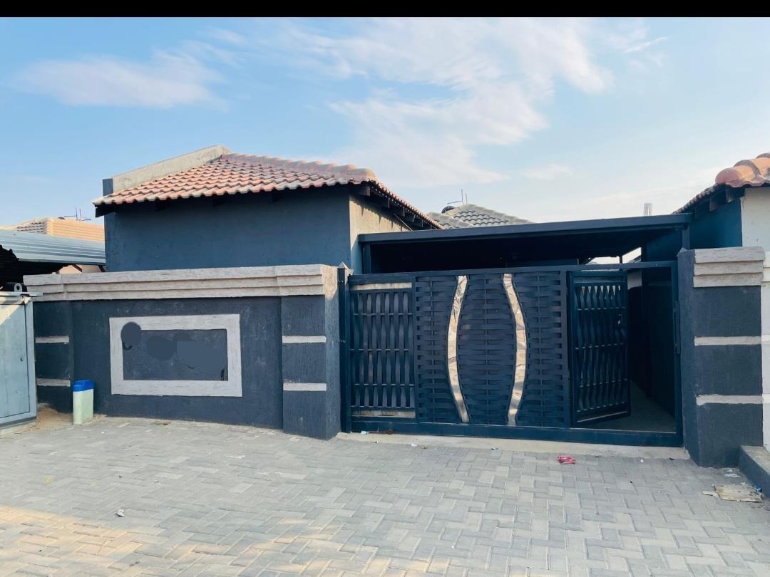 3 Bedroom House for sale in Clayville - P24-114948677