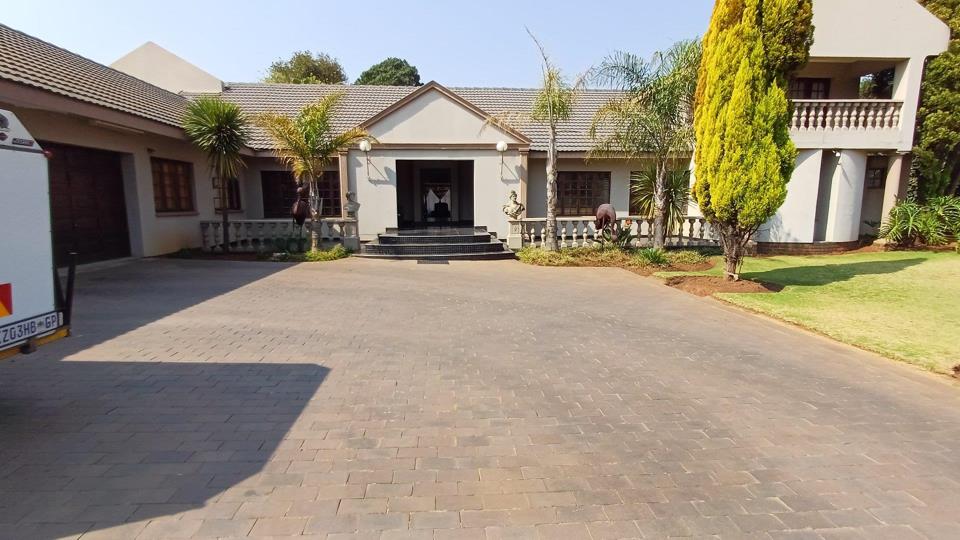 5 Bedroom House for sale in Presidents Dam - P24-115411647