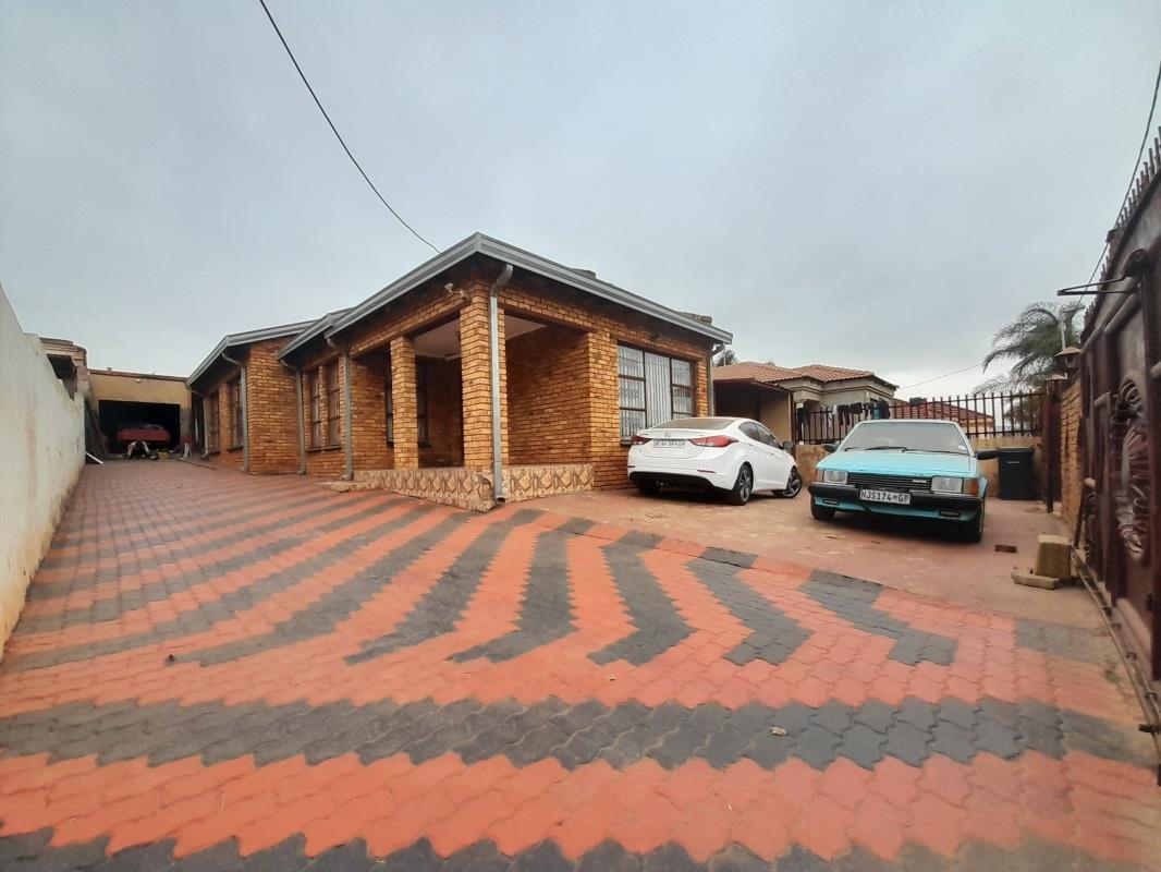 3 Bedroom House for sale in Atteridgeville - P24-114991962