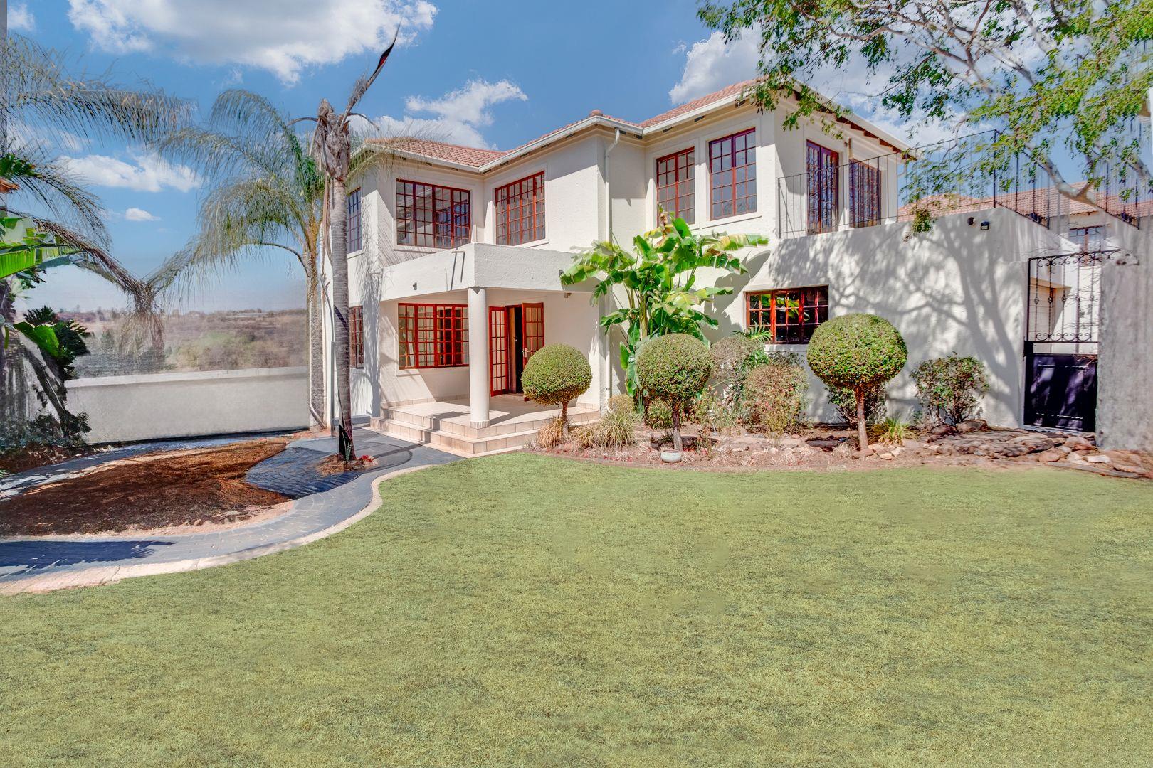 4 Bedroom House for sale in Lonehill - P24-115001356