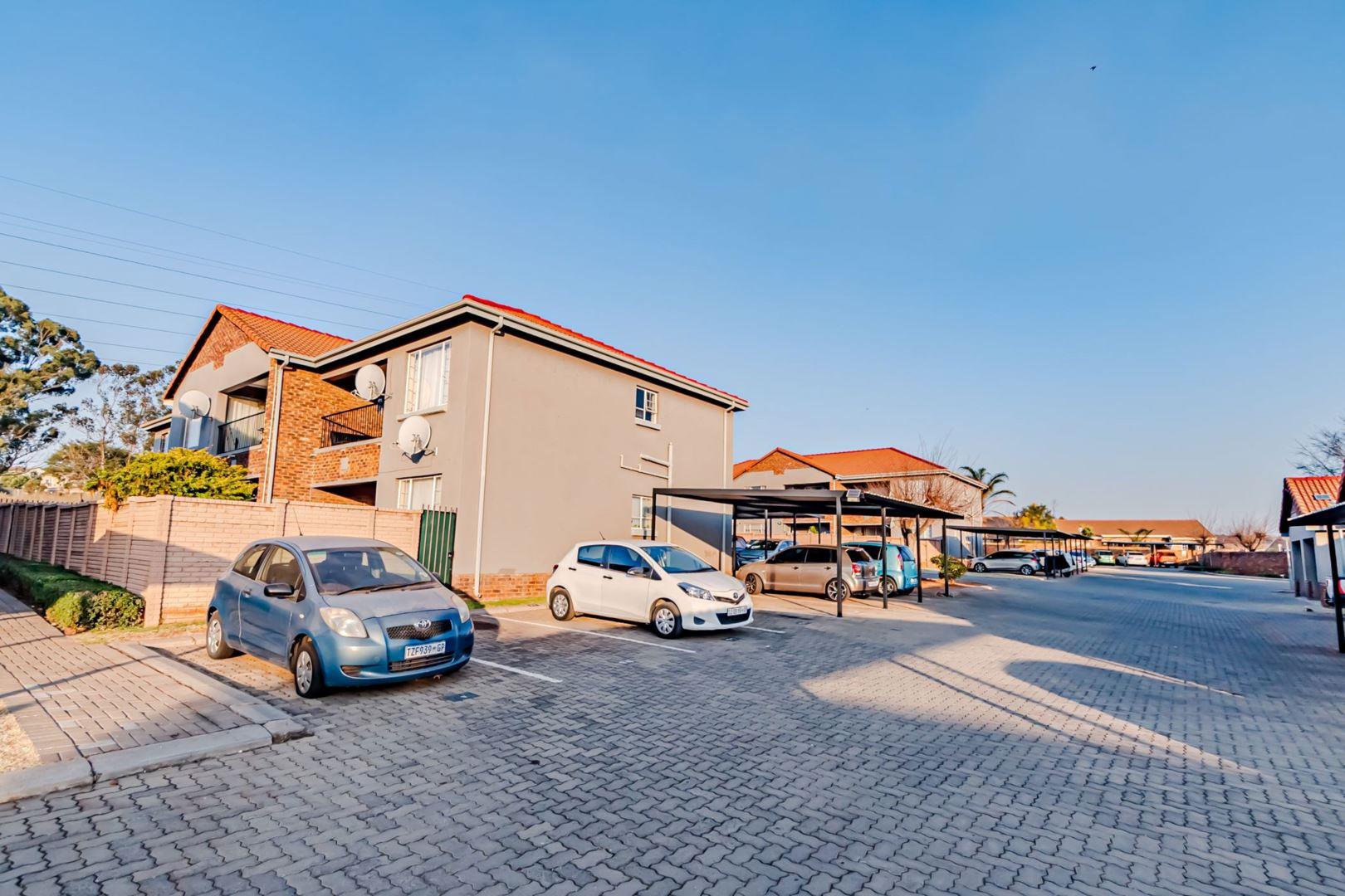 2 Bedroom Townhouse for sale in Pierre Van Ryneveld - P24-114877696