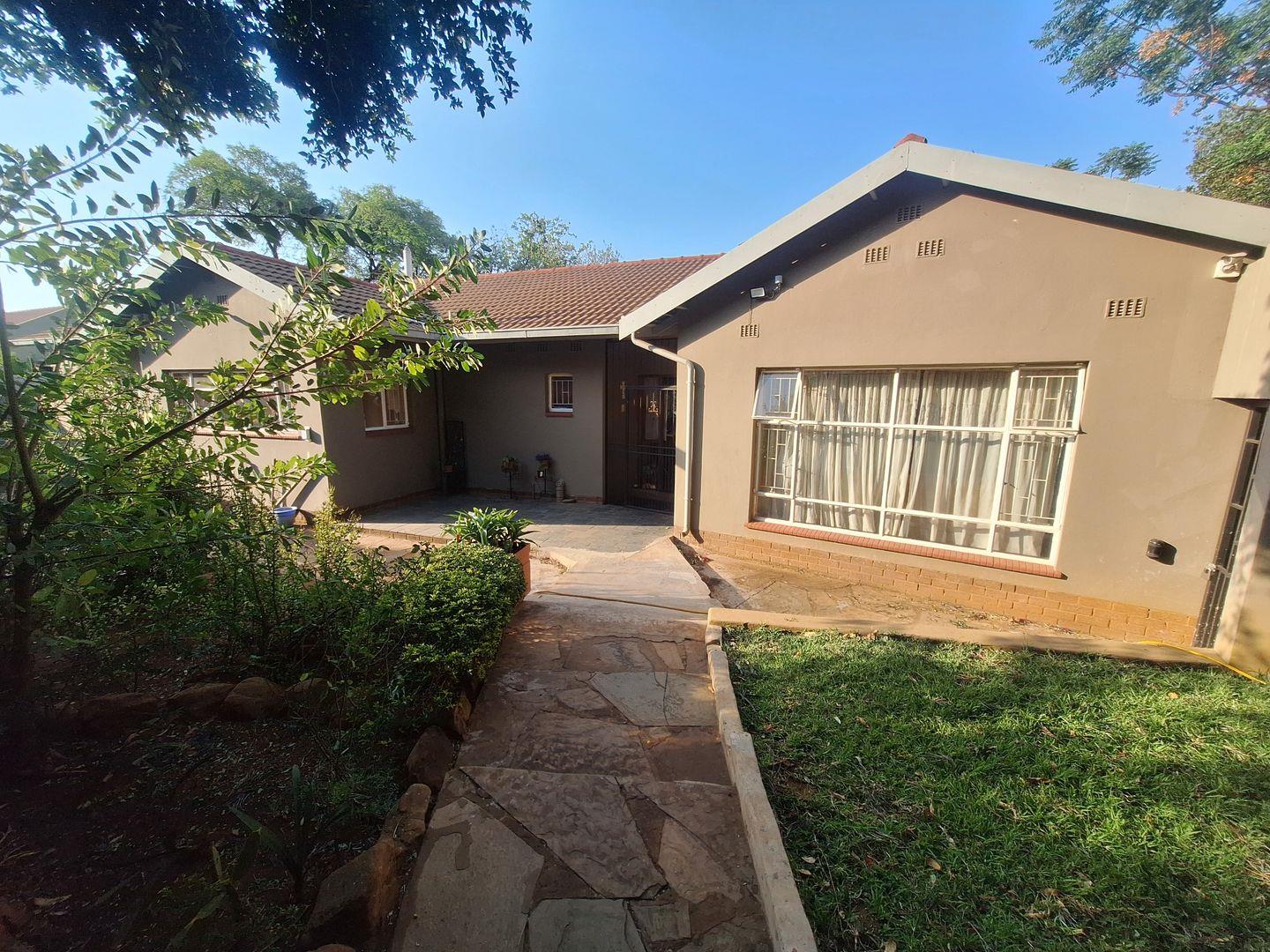 4 Bedroom House for sale in Protea Park - P24-115032432