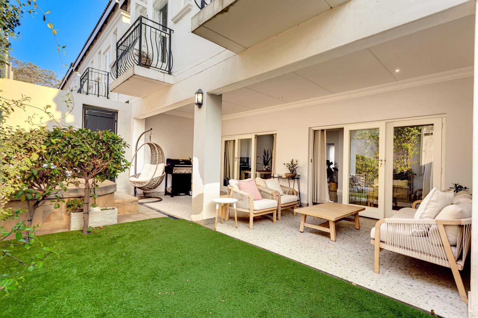 3 Bedroom Townhouse for sale in Bryanston - P24-115042101
