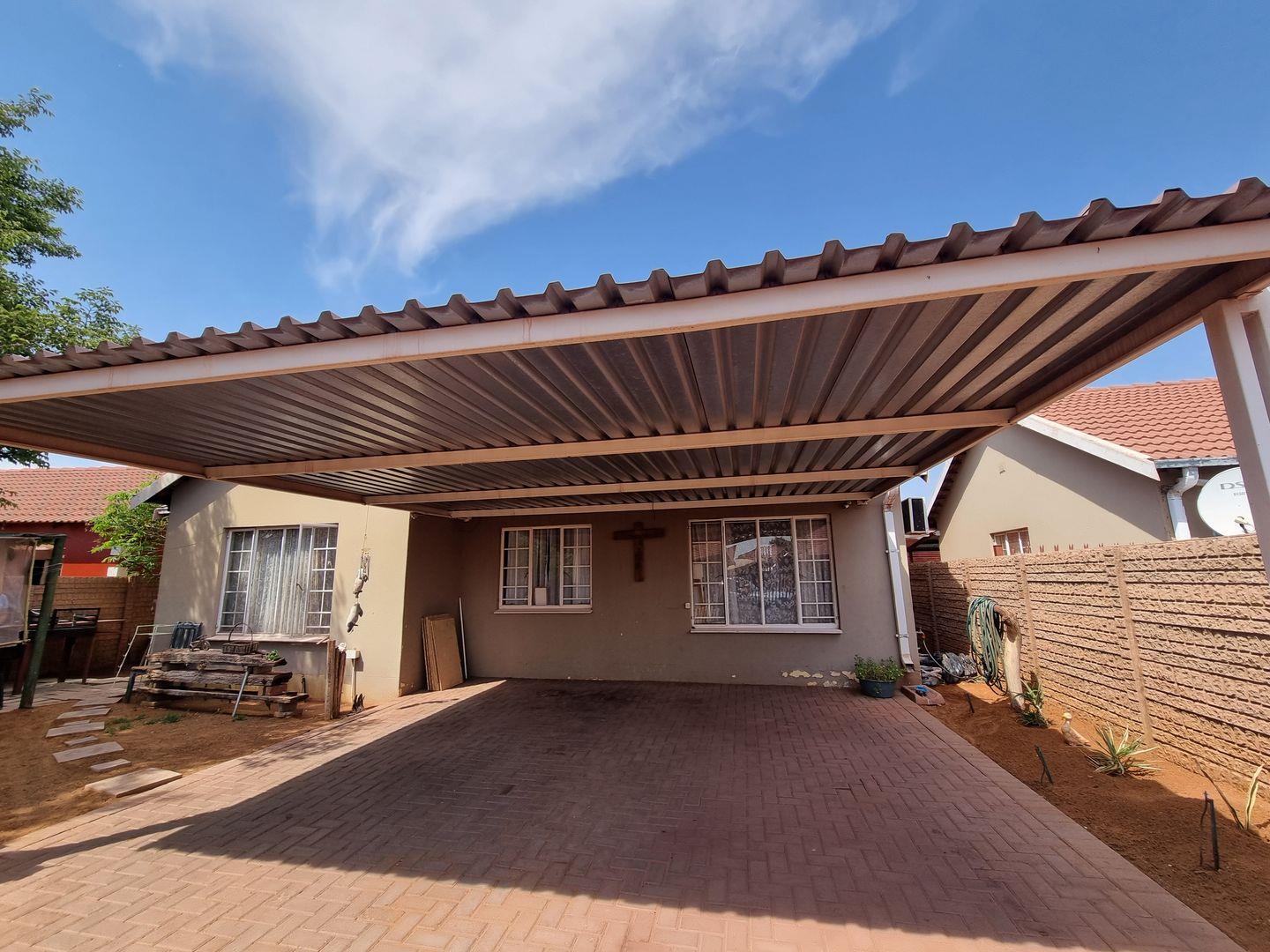 3 Bedroom House for sale in Kathu - P24-115077138