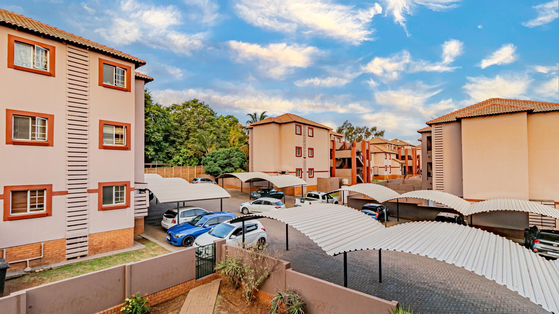 2 Bedroom Apartment / flat for sale in Castleview - 50 Ss Village Two Stone Arch Estate, 6 ...