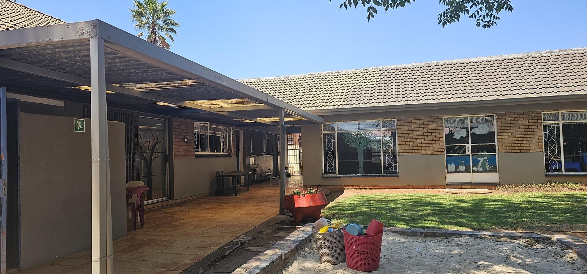 3 Bedroom House for sale in Roodekop - P24-115126630