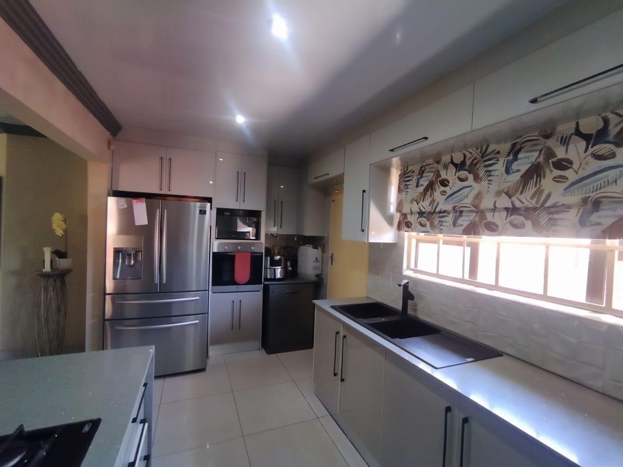 3 Bedroom House for sale in Garsfontein - P24-116124415