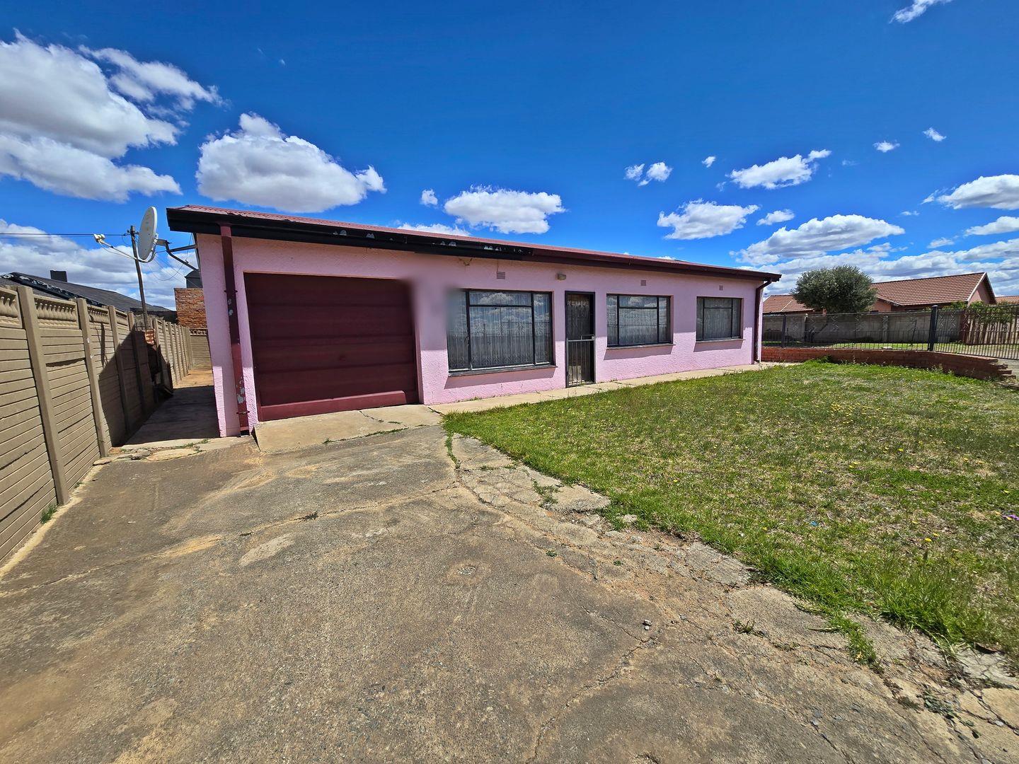 3 Bedroom House for sale in Botshabelo - P24-115146906