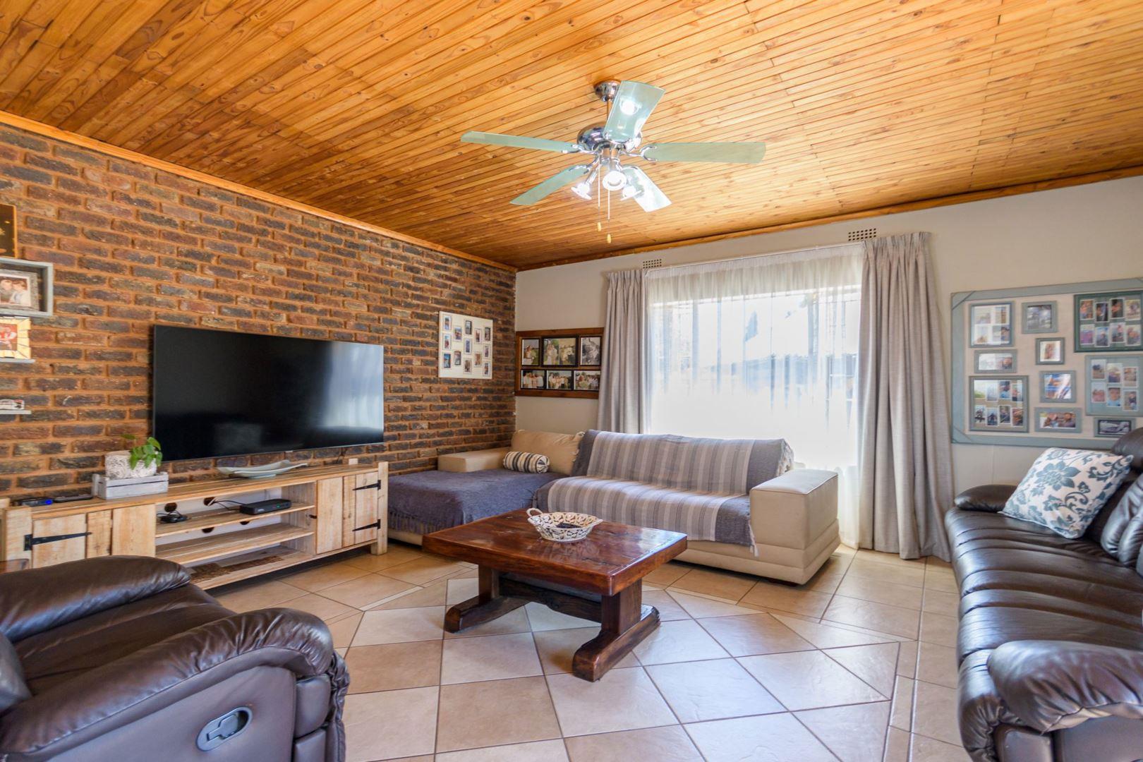 4 Bedroom House for sale in Brackenhurst - P24-115138942