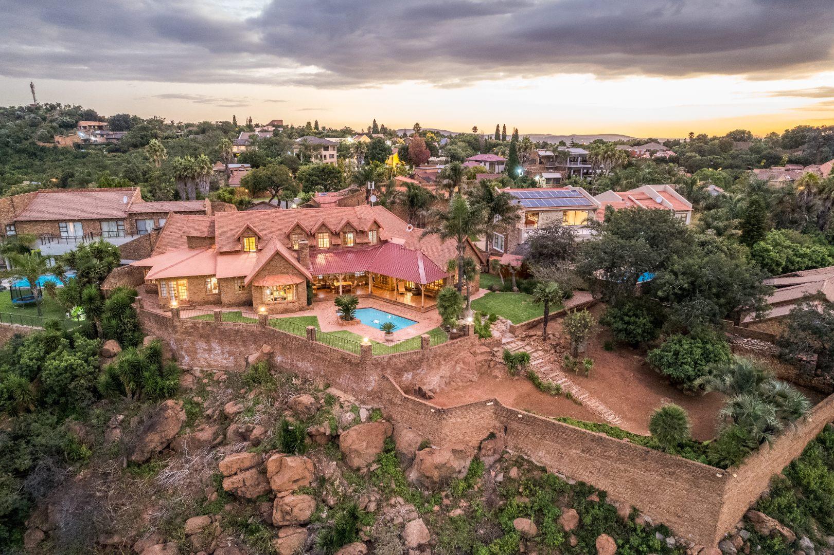 4 Bedroom House for sale in Glenvista - P24-115209343