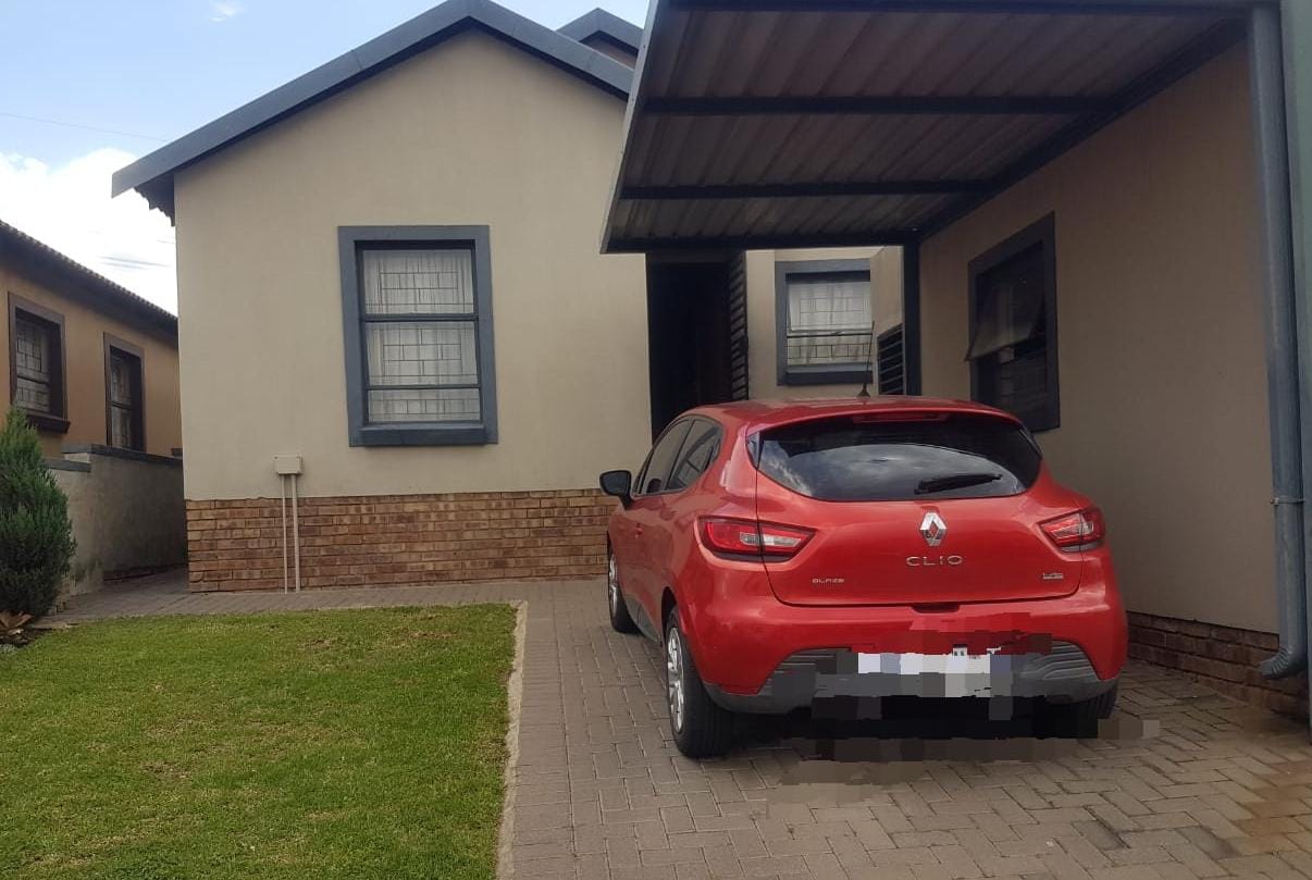 3 Bedroom Townhouse for sale in Kosmosdal - P24-115233535