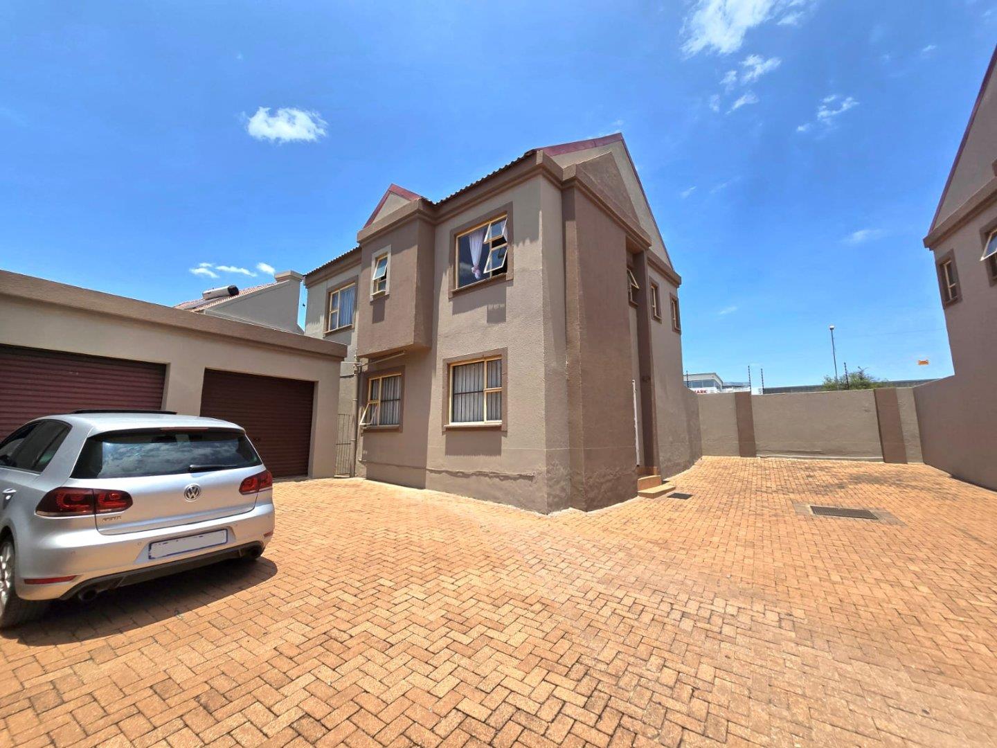 3 Bedroom Townhouse for sale in Bendor - P24-115234816