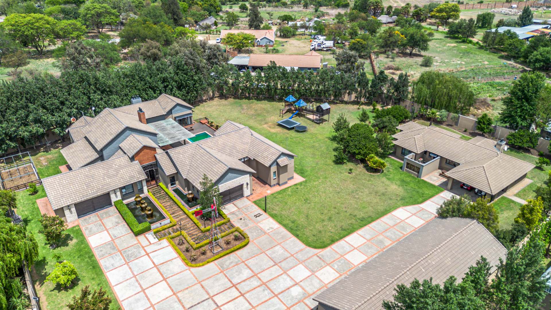 5 Bedroom House for sale in Mnandi - P24-115033997