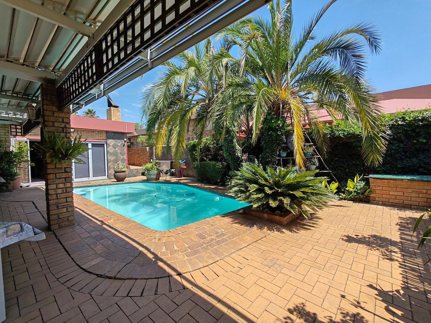 4 Bedroom House for sale in Vanderbijlpark SE 3 - P24-115270191