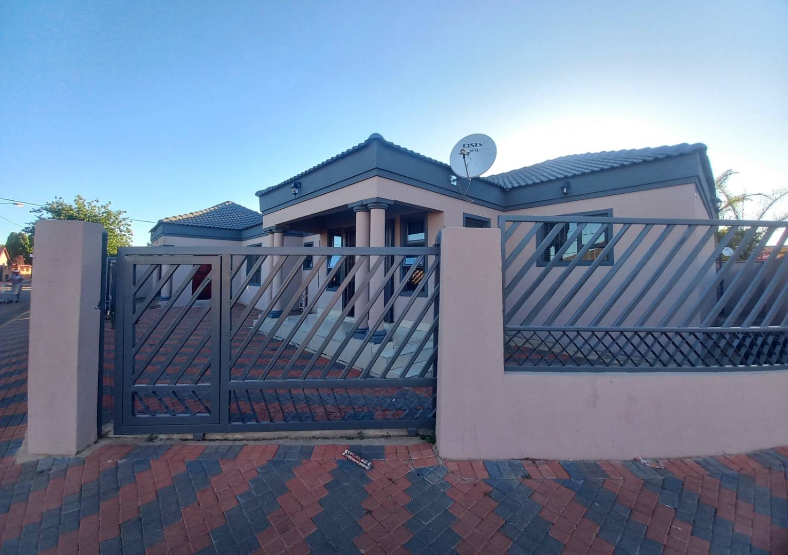 3 Bedroom House for sale in Atteridgeville - P24-115284808