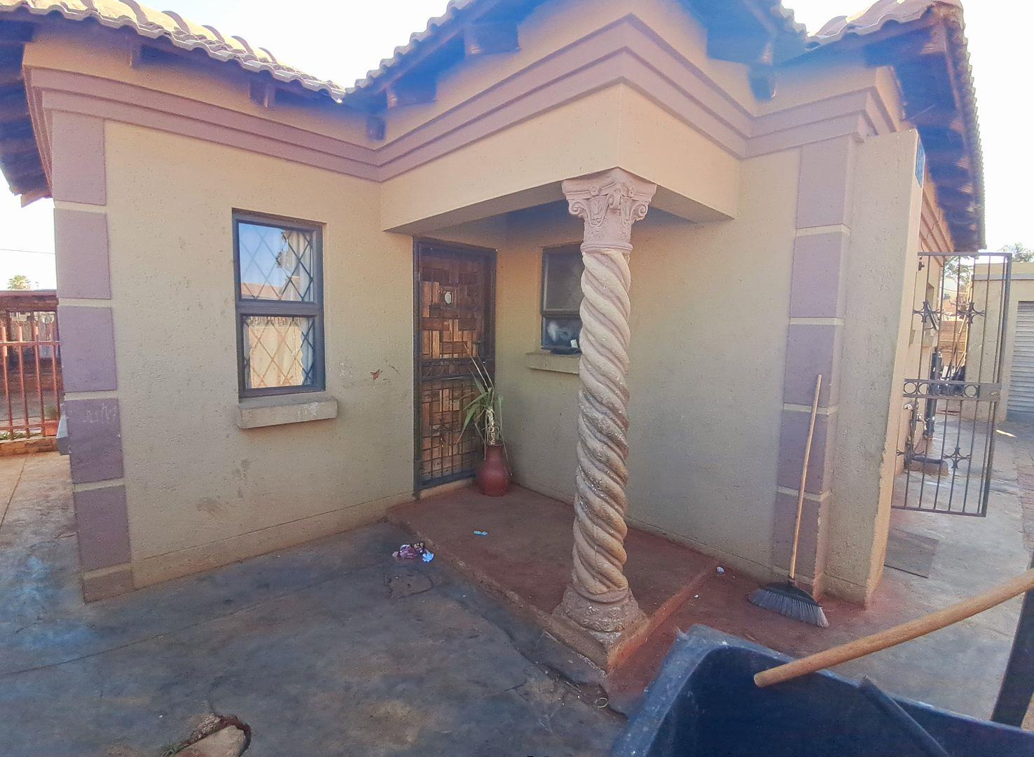 2 Bedroom House for sale in Nellmapius - P24-115294310