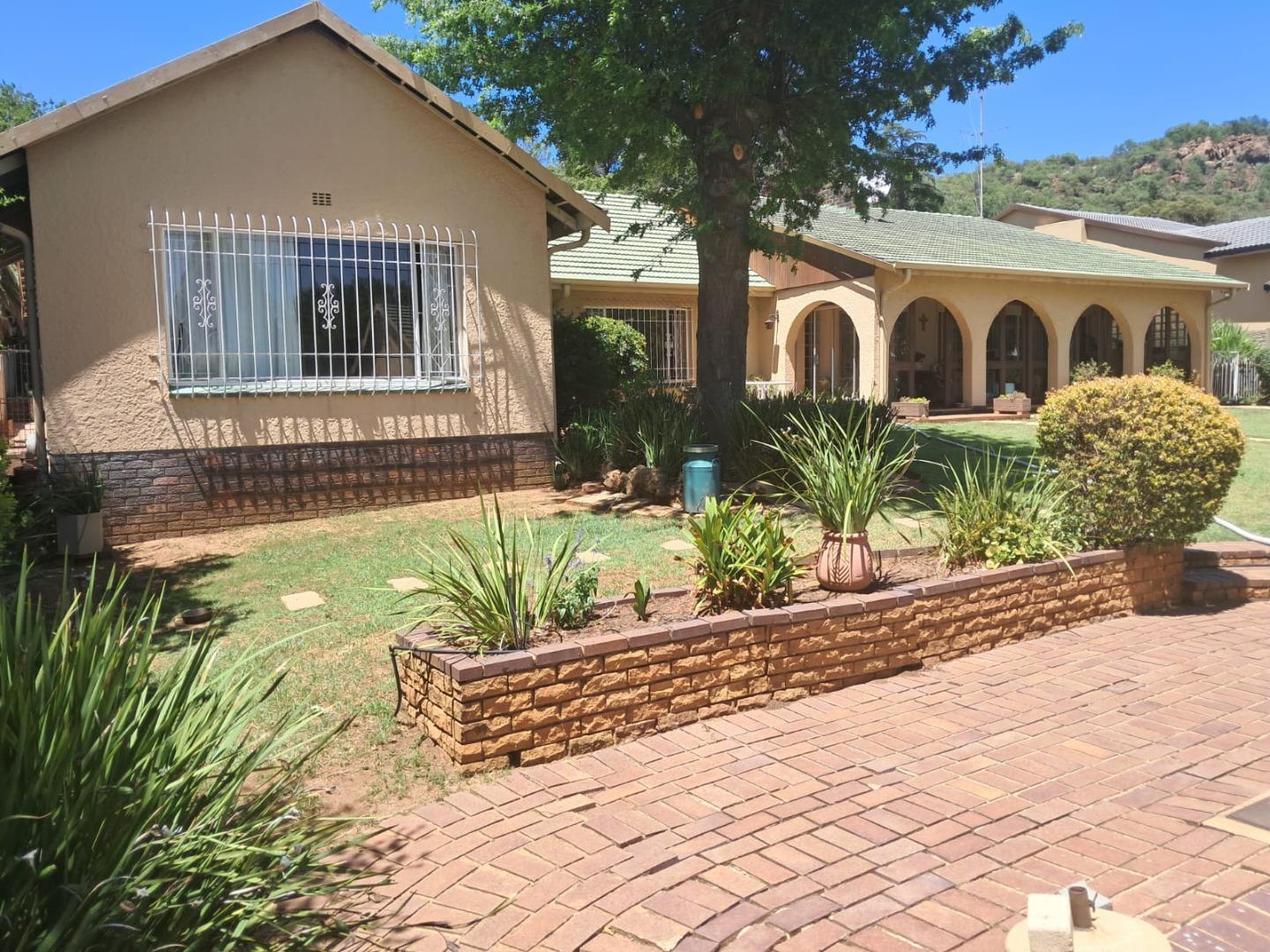 4 Bedroom House for sale in Mondeor - P24-115304681