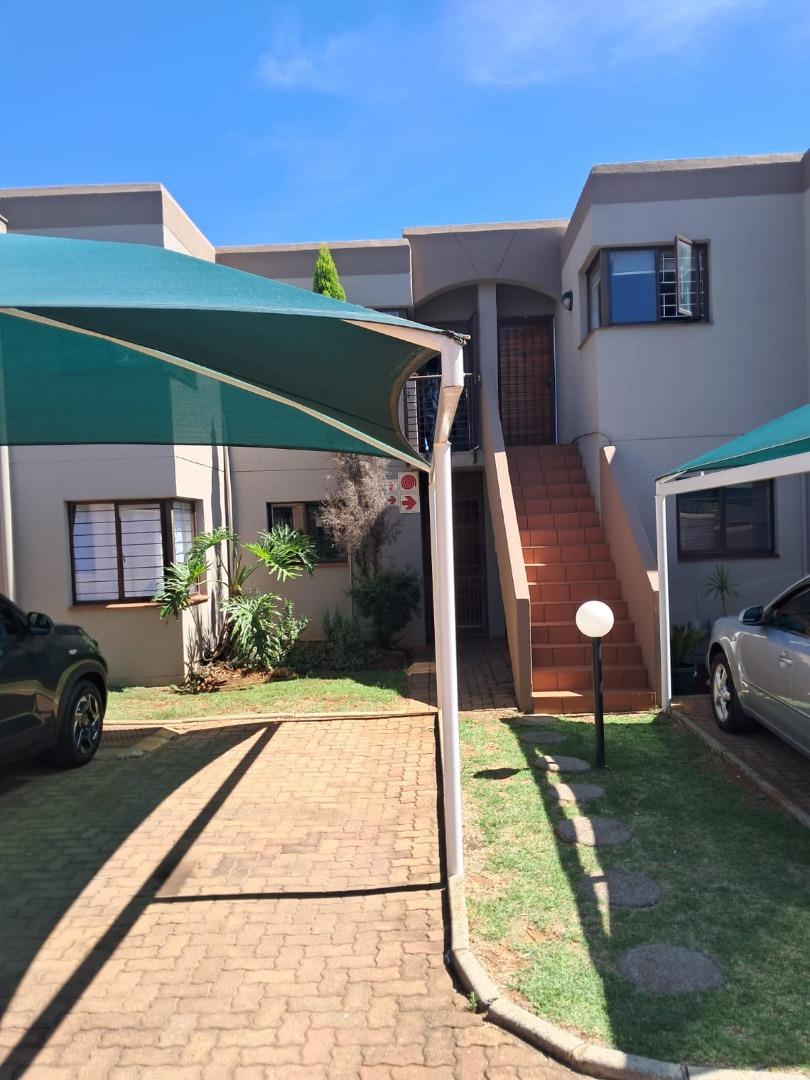 2 Bedroom House for sale in Glenvista - P24-115304825