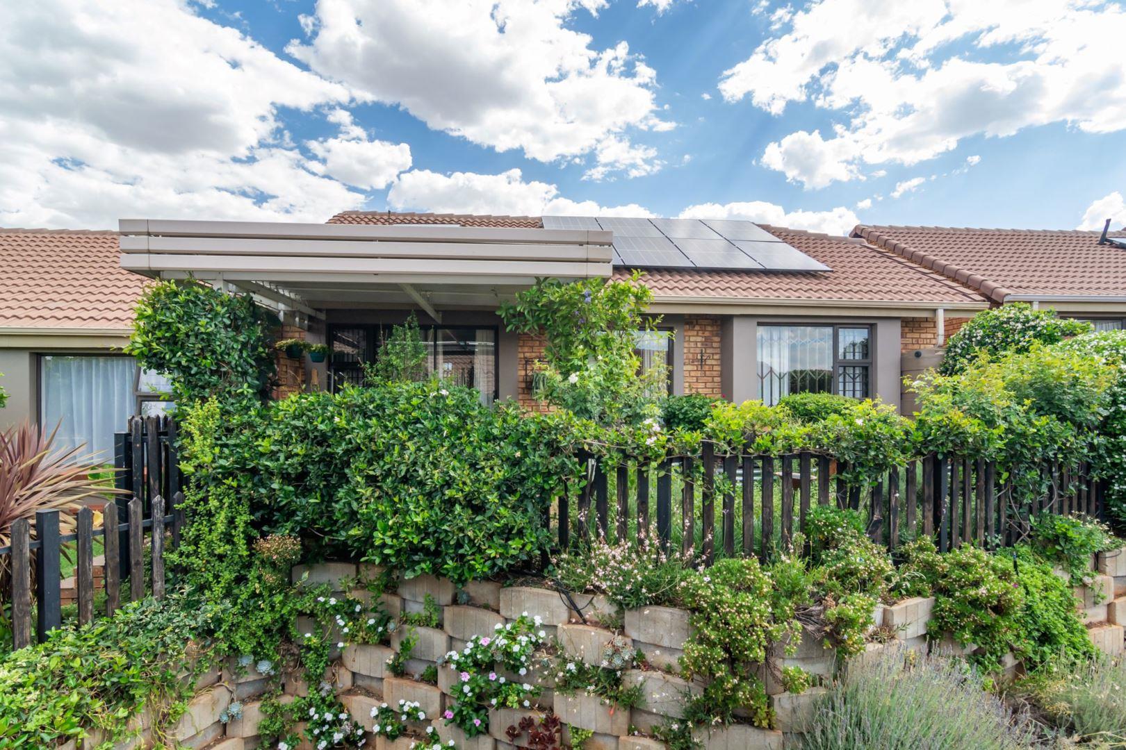 2 Bedroom House for sale in Featherbrooke Hills Retirement Village ...