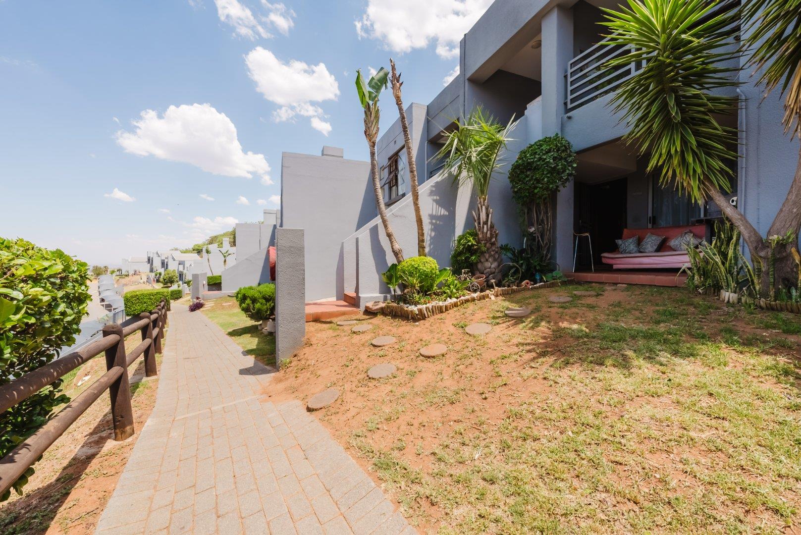 2 Bedroom Townhouse for sale in Glenvista - P24-115314272