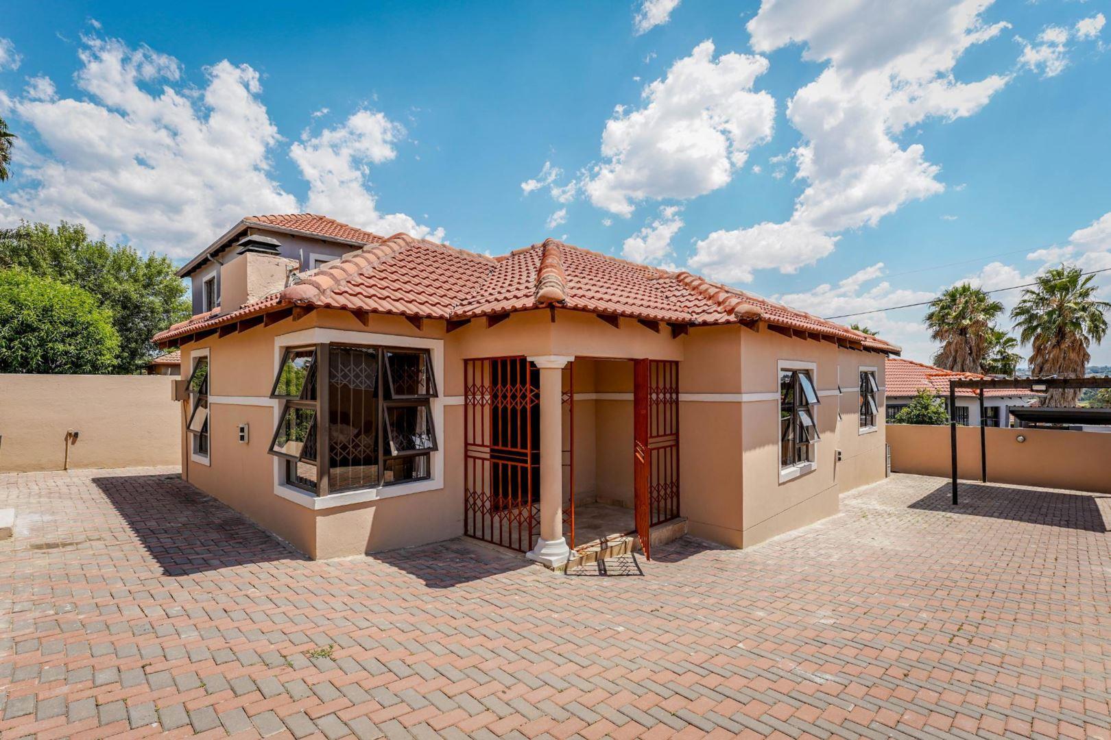 3 Bedroom House for sale in Cosmo City - P24-115337560