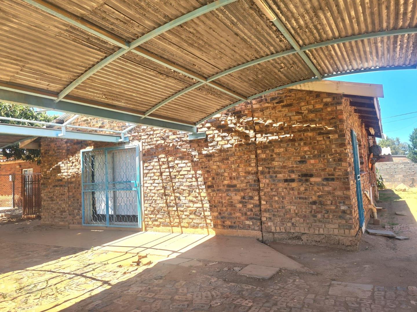 4 Bedroom House for sale in Roodepan - P24-115353931