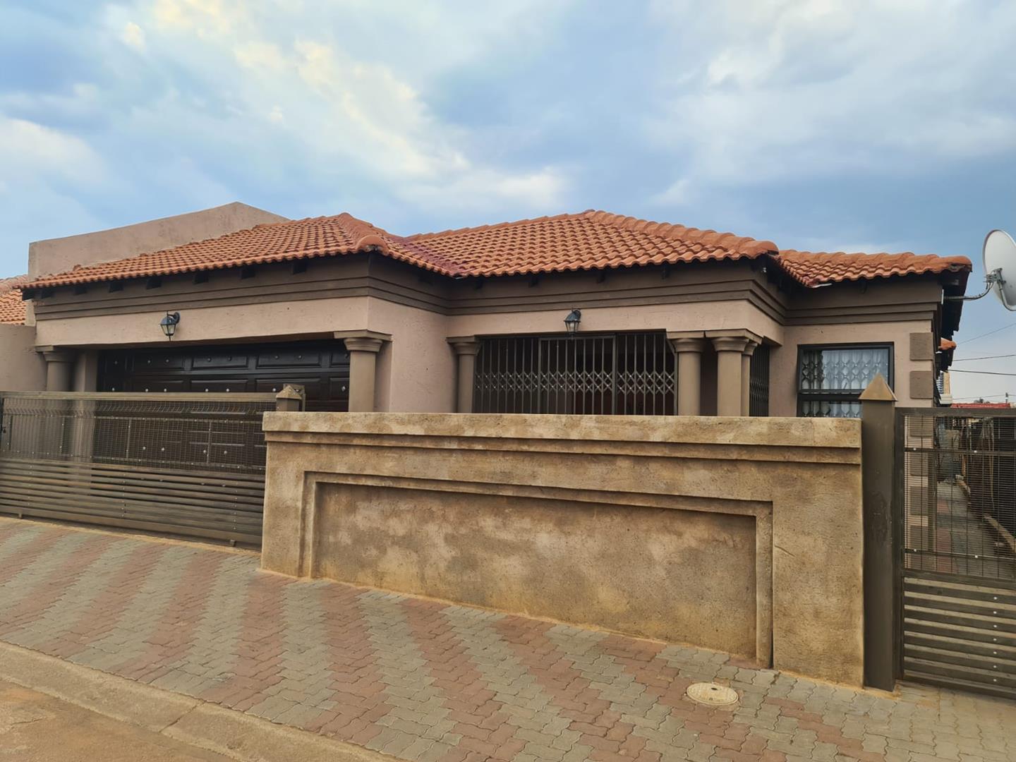 3 Bedroom House for sale in Soshanguve XX - P24-115357718