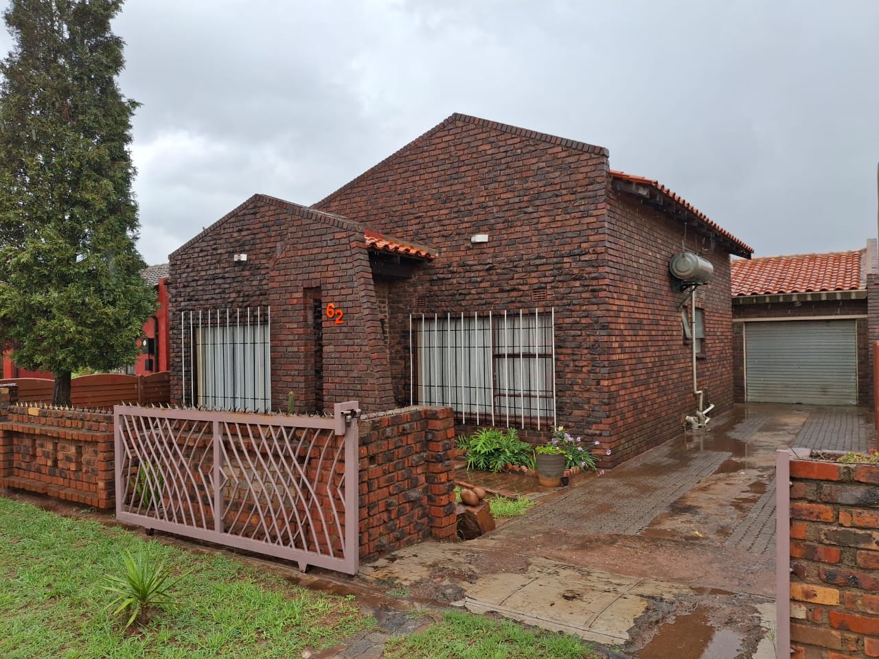4 Bedroom House for sale in Katlehong South - P24-115410161