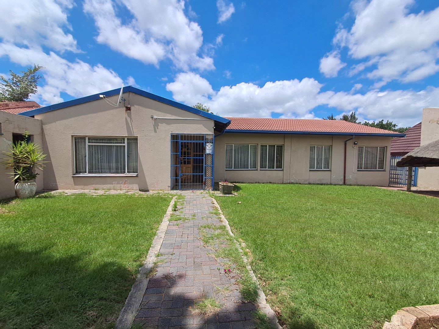 4 Bedroom House for sale in Sasolburg Ext 11 - P24-115424382