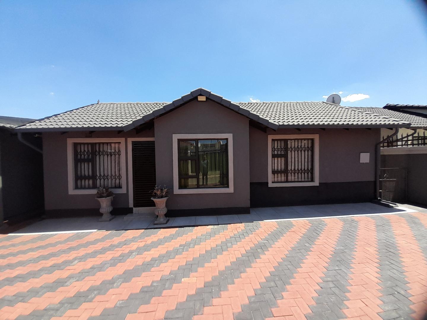 3 Bedroom House for sale in Meredale - P24-115429240
