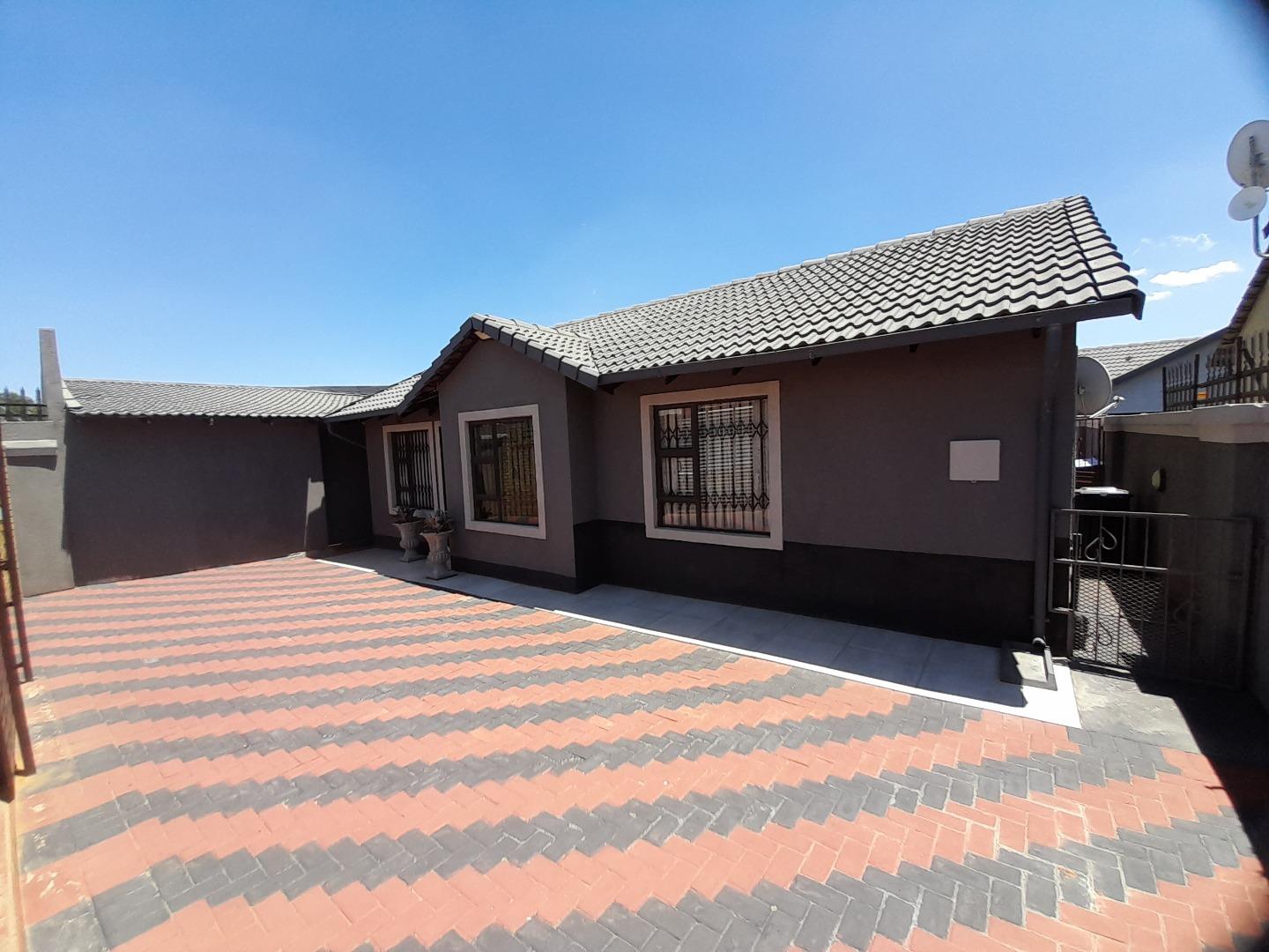 3 Bedroom House for sale in Meredale - P24-115429240