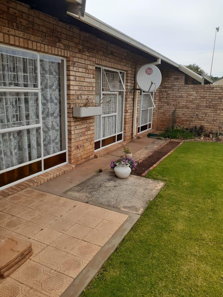 3 Bedroom Townhouse for sale in Potchefstroom Central - P24-115798950
