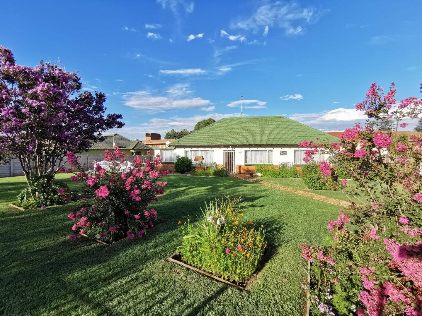 3 Bedroom House for sale in Stilfontein Ext 3 - P24-115443221