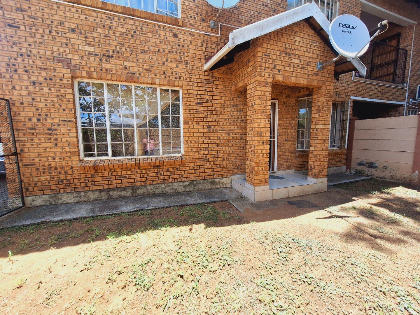 2 Bedroom Apartment / flat for sale in Rustenburg Central - P24-115451394