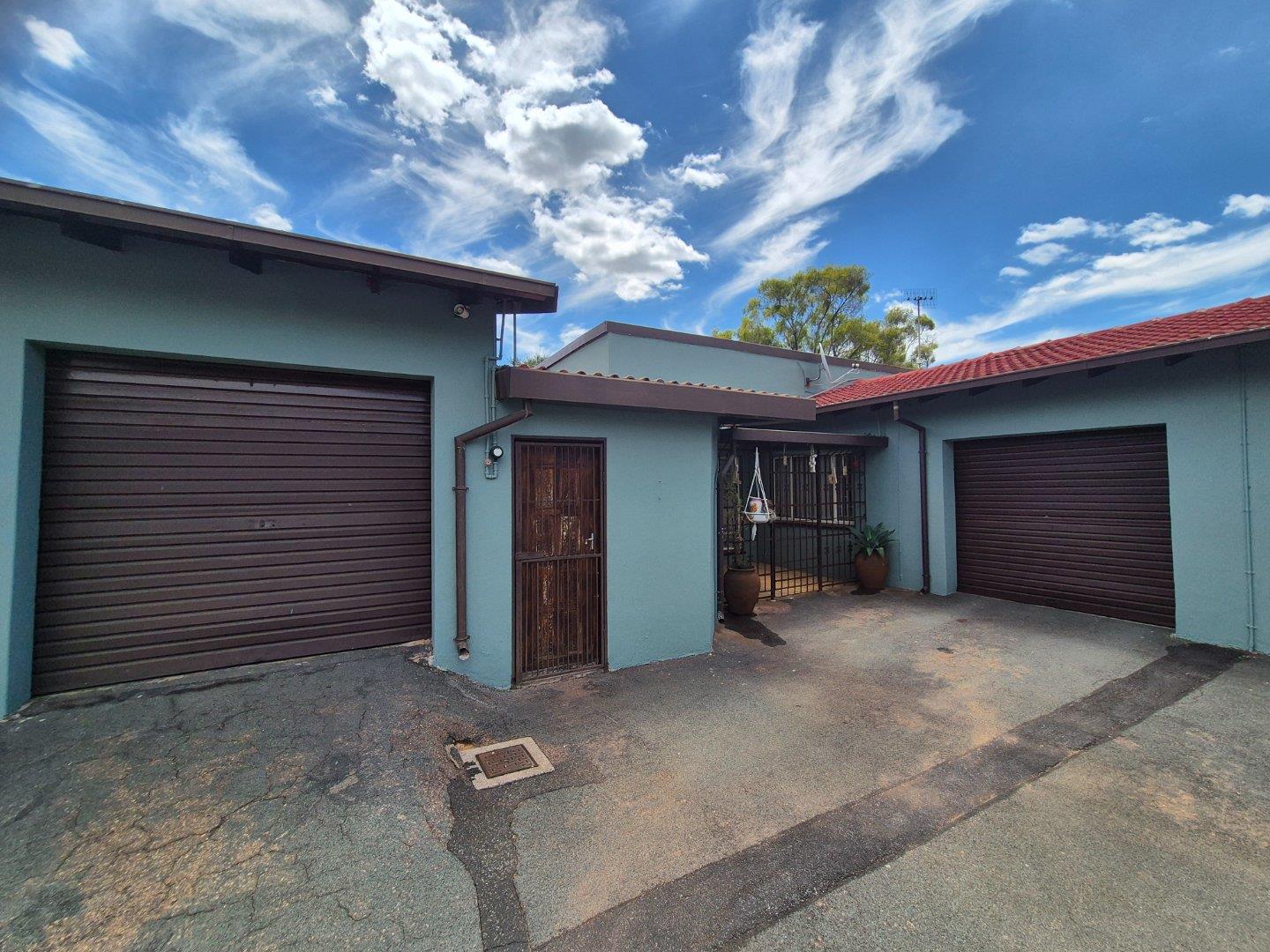 5 Bedroom House for sale in Florauna - P24-115531981