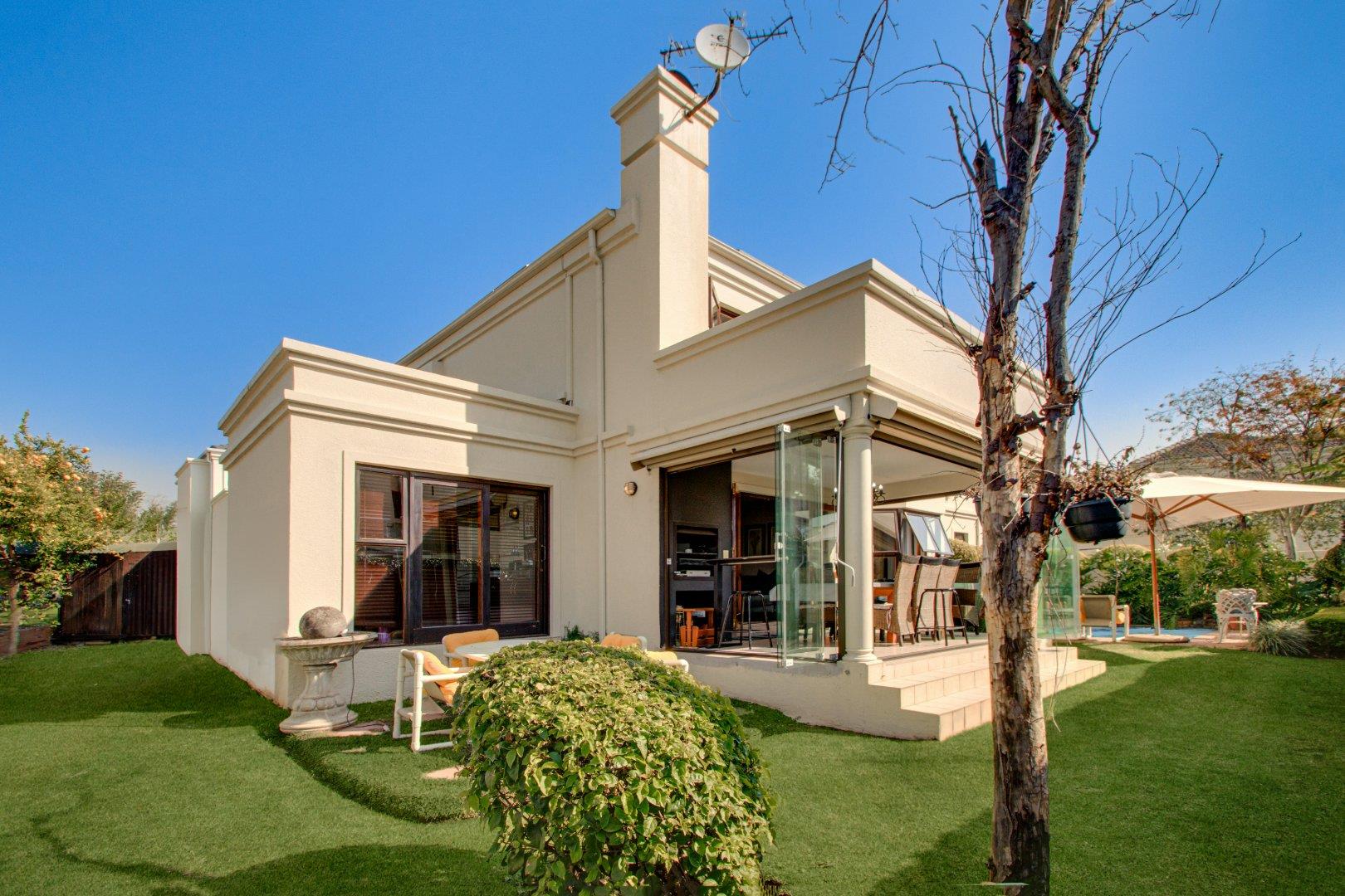 4 Bedroom House for sale in Lonehill - P24-115482760