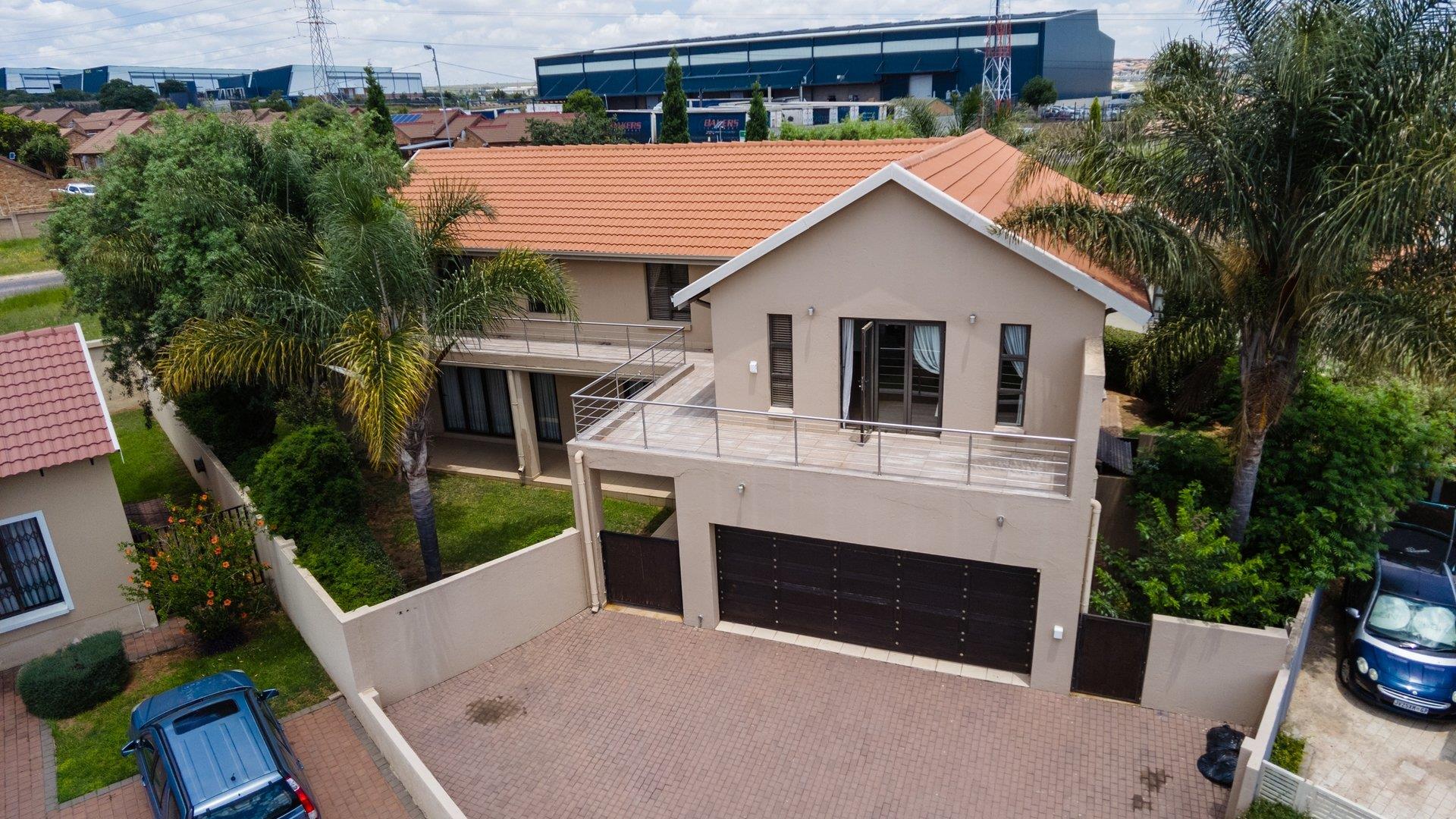 3 Bedroom House for sale in Kosmosdal - P24-115446697