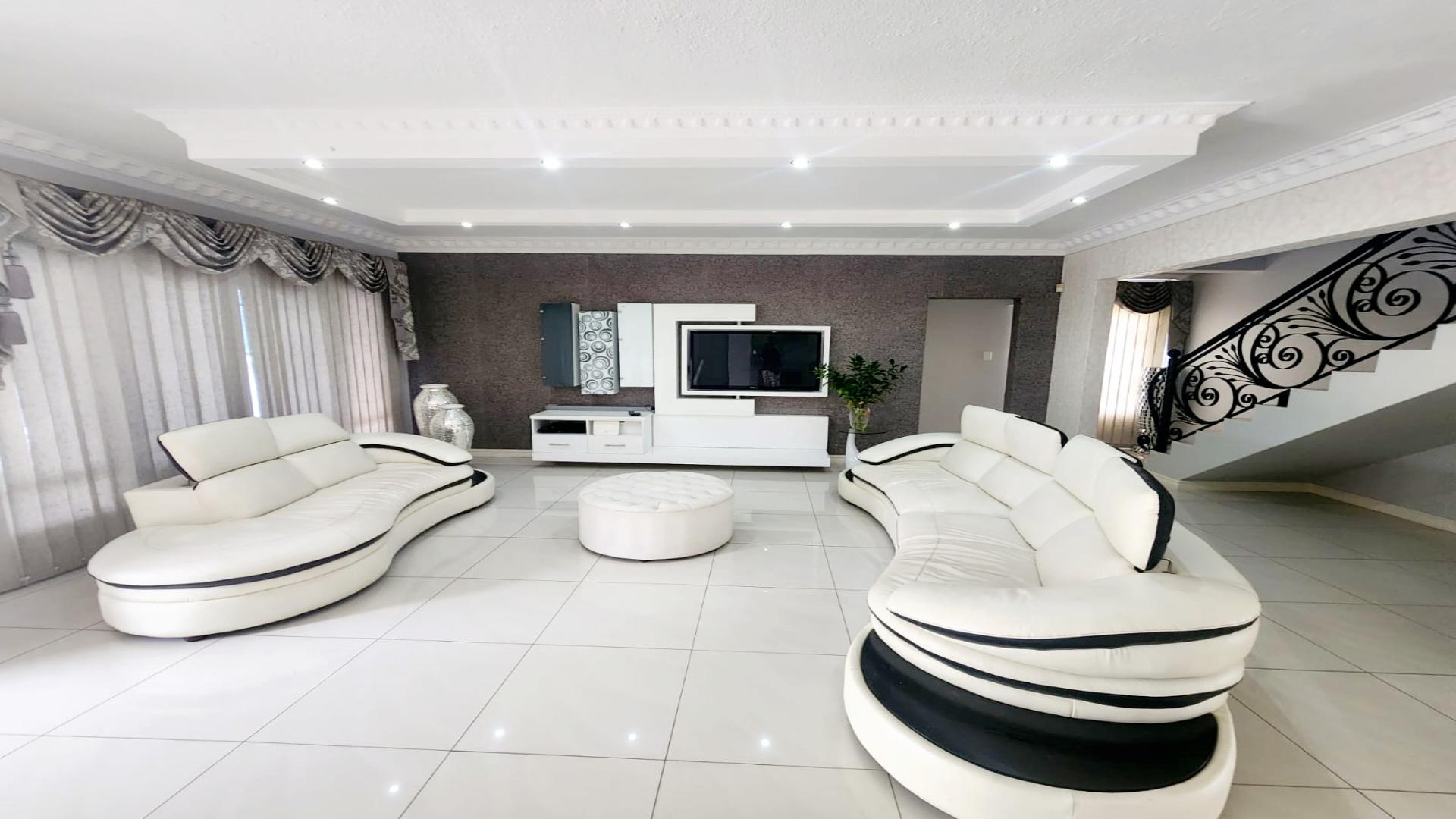 3 Bedroom House for sale in Mount Edgecombe - P24-115491109