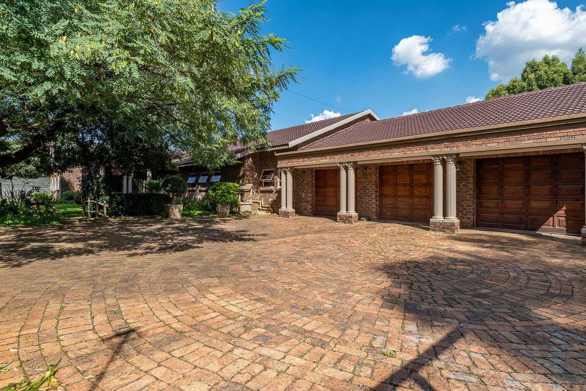 23 Bedroom House for sale in Rispark - P24-115498793