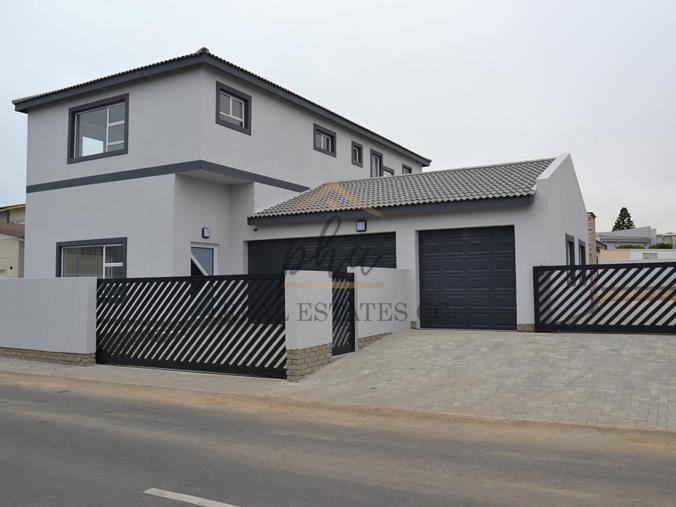 5 Bedroom House for Sale in Waterfront