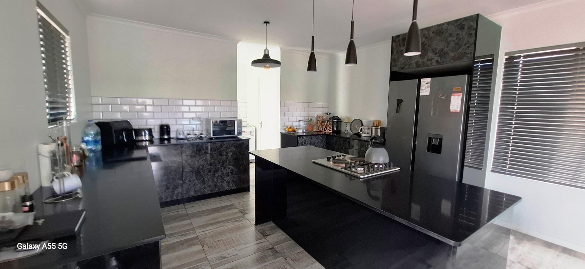 4 Bedroom House for sale in Vredenburg - P24-115506139