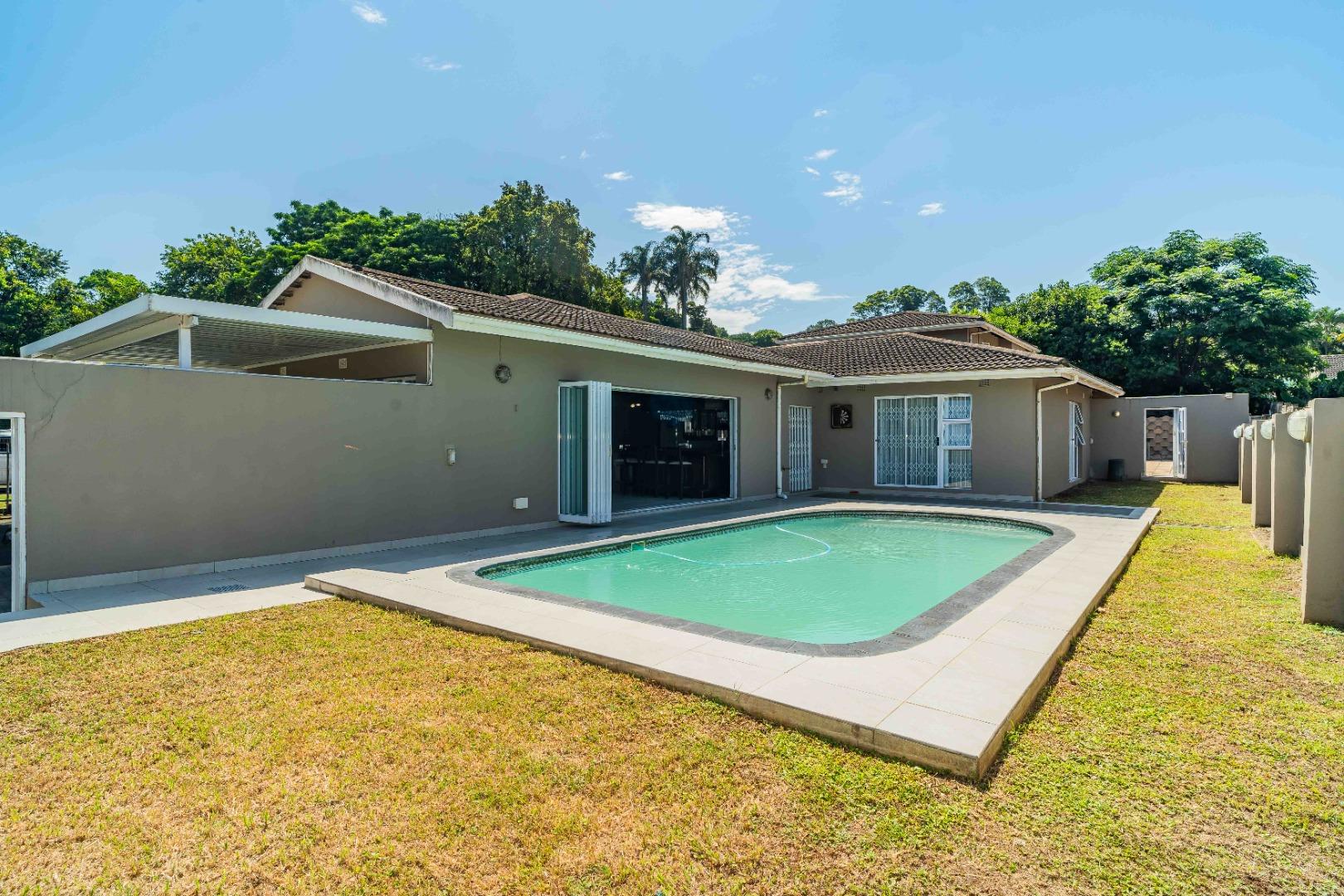 6 Bedroom House for sale in Escombe - P24-115526097