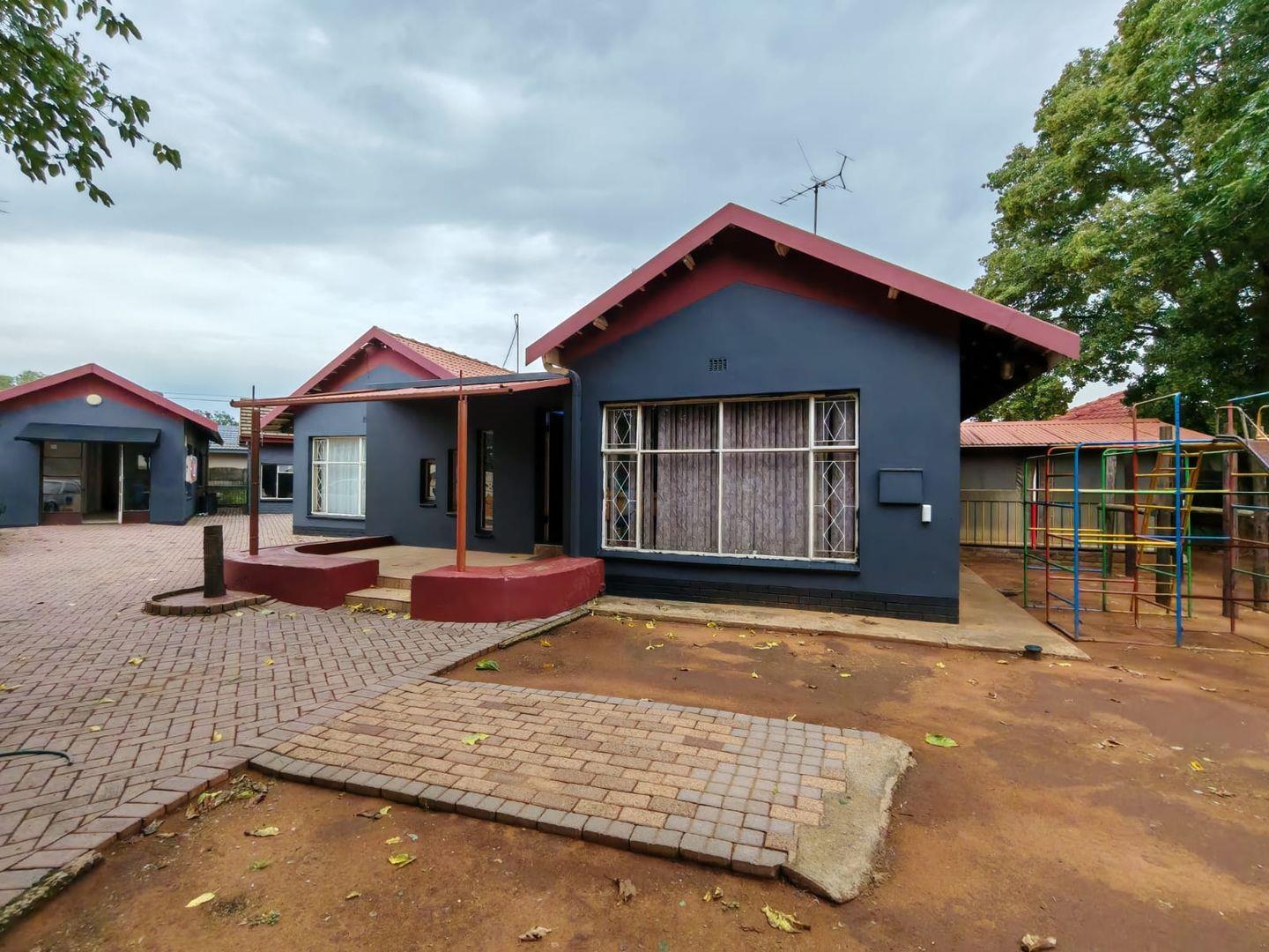 4 Bedroom House for sale in Risiville - P24-115531311