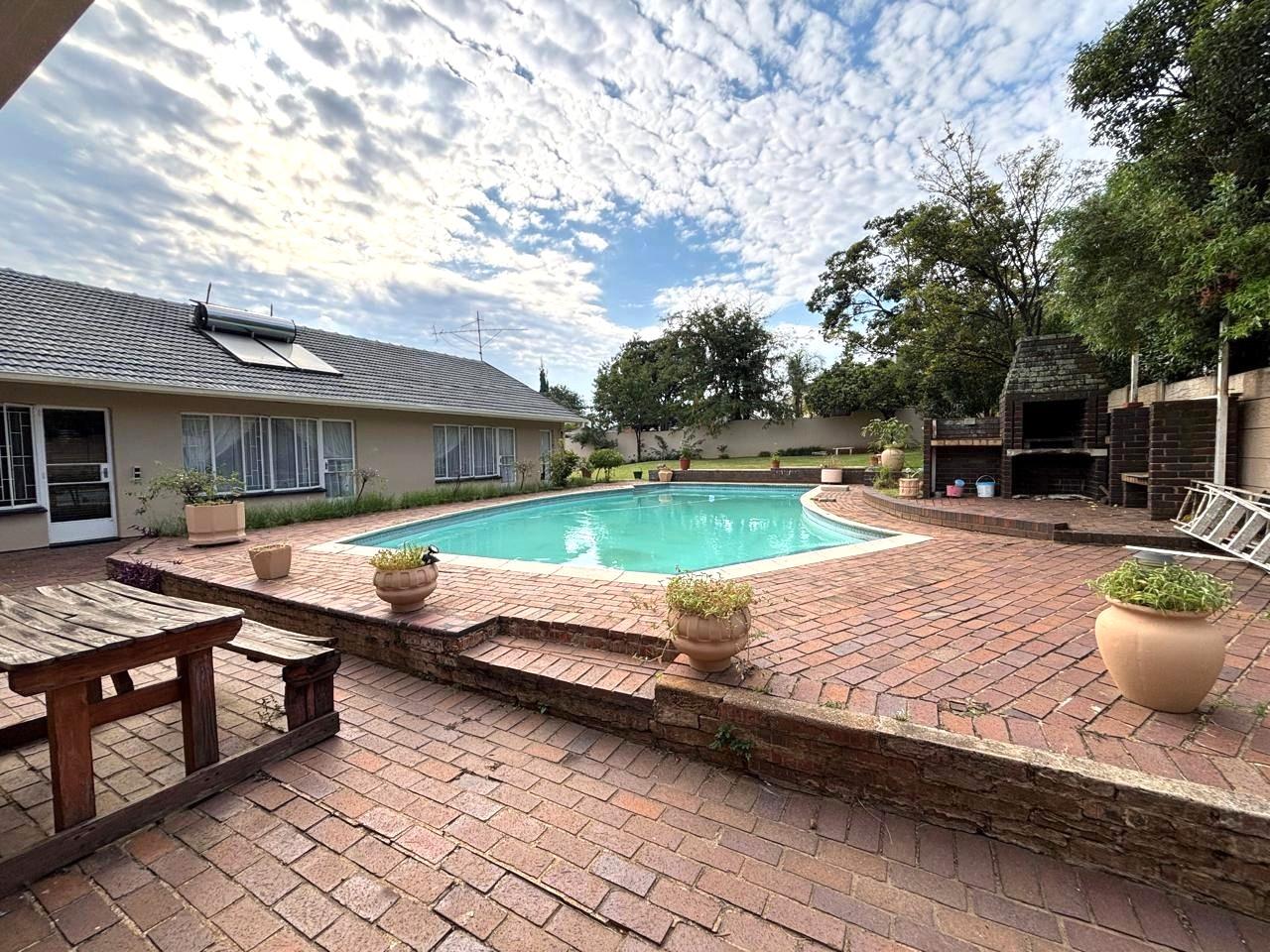 4 Bedroom House for sale in Mondeor - P24-115205914