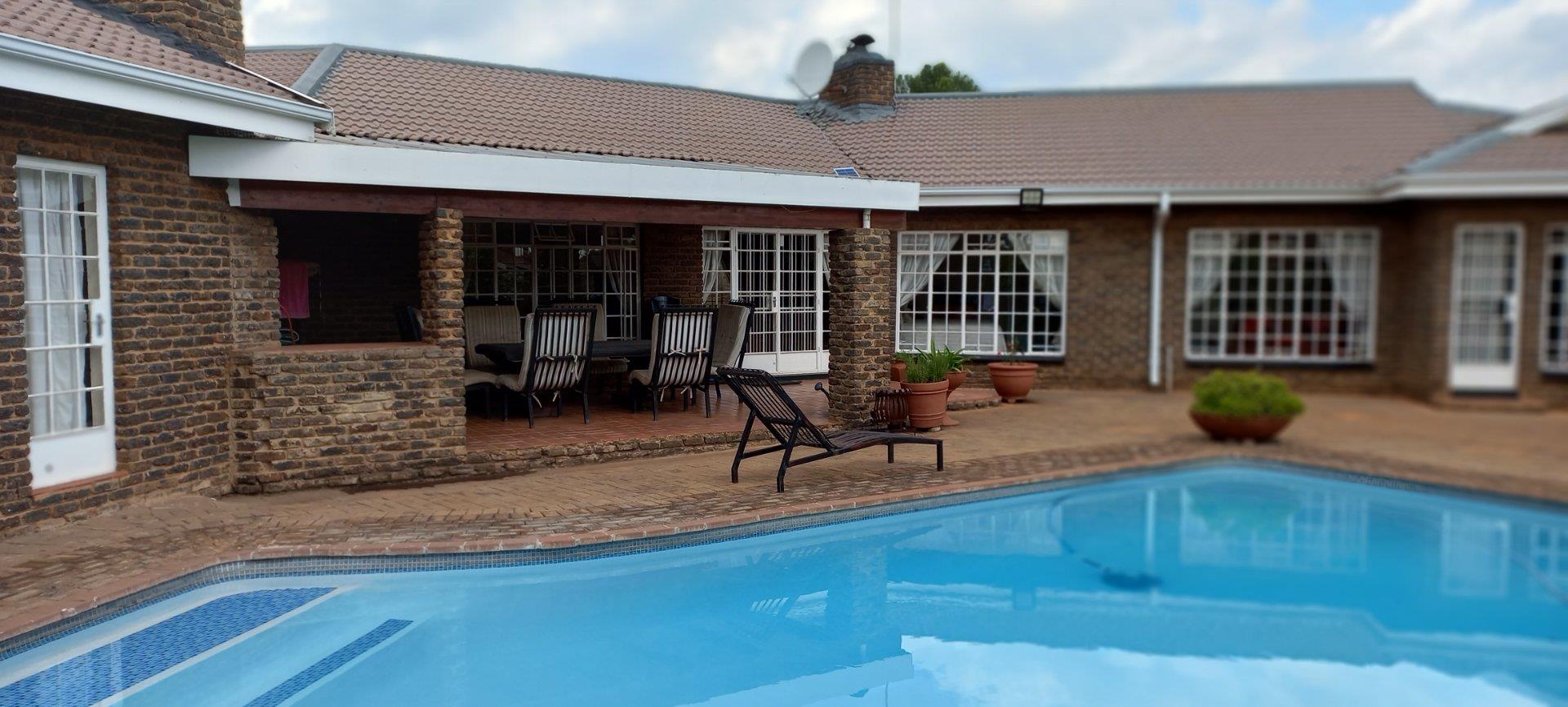 5 Bedroom House for sale in Carletonville Central - P24-115539304