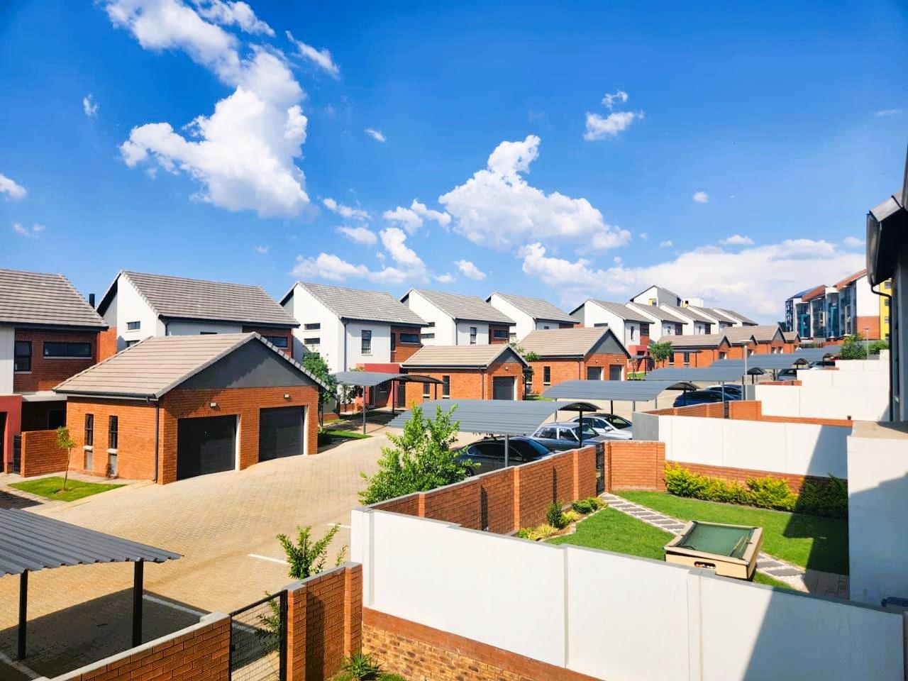 3 Bedroom Townhouse for sale in Amberfield - P24-115569336