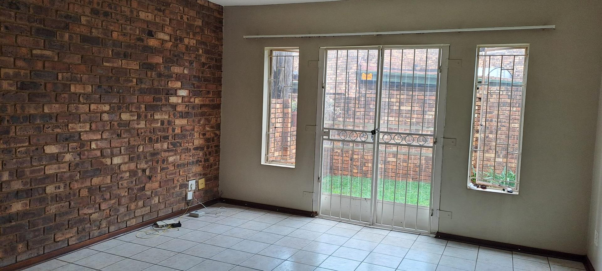 2 Bedroom Apartment / flat for sale in Wierda Park - P24-116123685