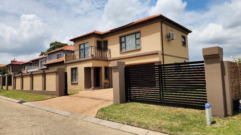 3 Bedroom House for sale in Parkrand - P24-115578220